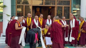 Khata budista. Guía completa del pañuelo de seda tibetano | Paramita