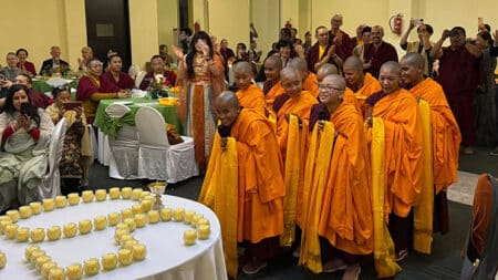 Khata budista. Guía completa del pañuelo de seda tibetano | Paramita